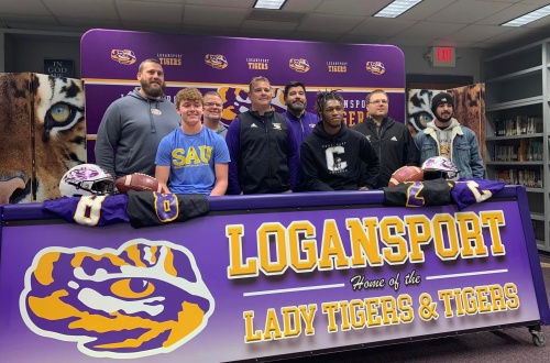 Two Sign Scholarships | DeSoto Parish Journal